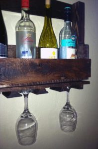 Pallet Bottle Rack with Glass | Pallet Furniture Plans