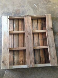 DIY Pallet Plate Rack Wall Display Idea | Pallet Furniture Plans