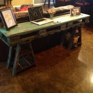 DIY Reclaimed Pallet Computer Table | Pallet Furniture Plans